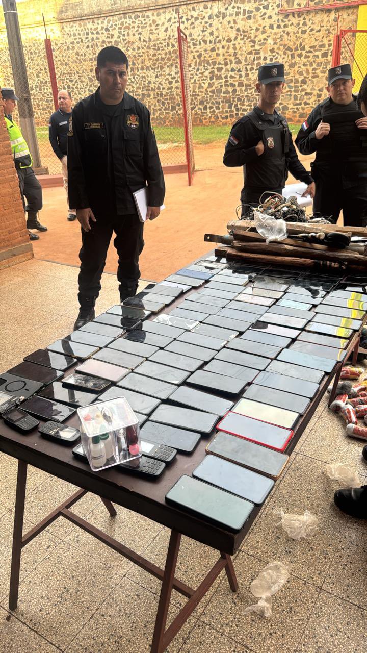 Requisa en Cereso: incautan 91 celulares, drogas y armas blancas - trece